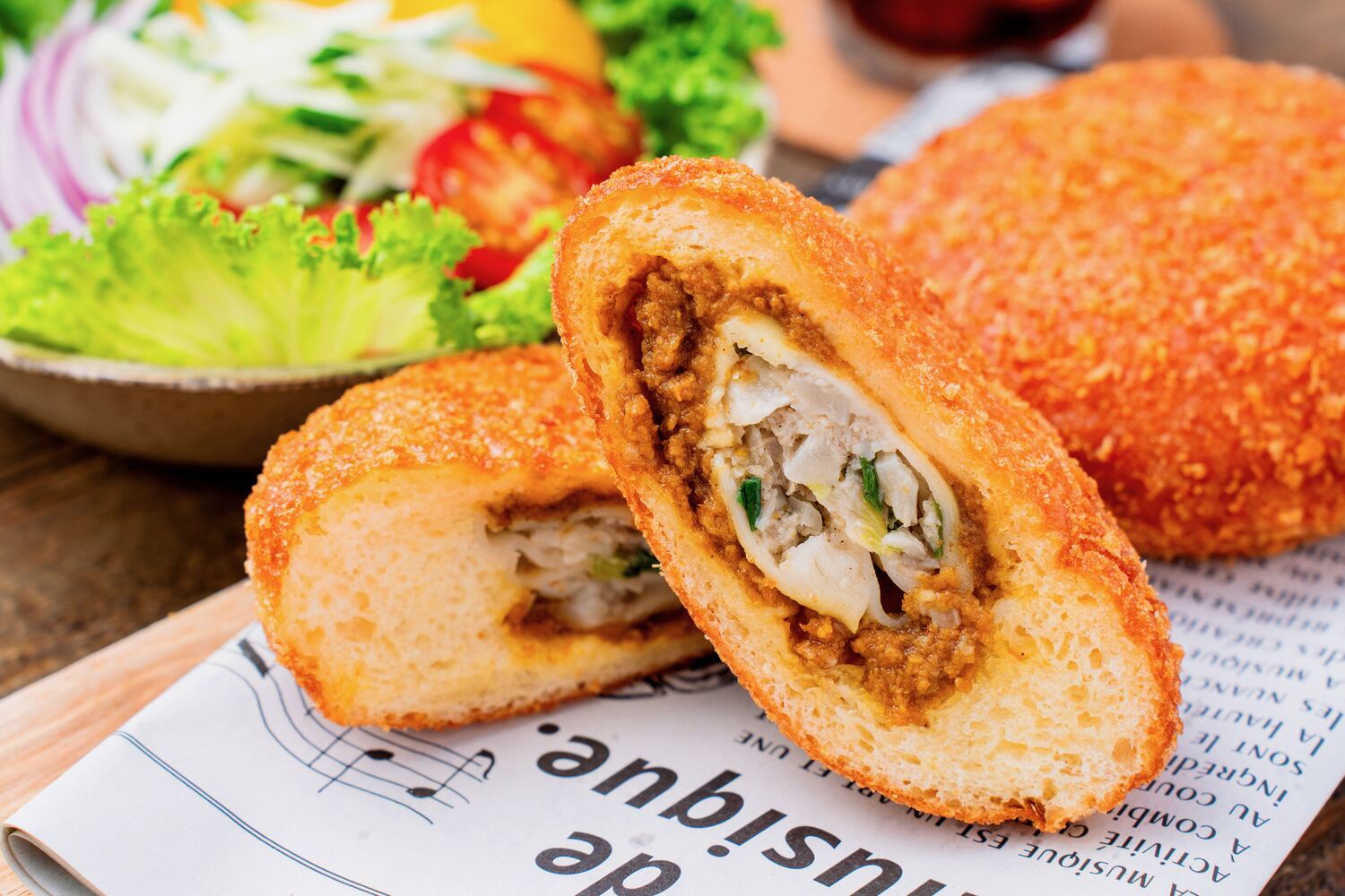 ひと口で三重の幸せ！『宝永餃子カレーパン』が想像以上にうまい！その魅力を詳しく紹介 - NORTH DISH